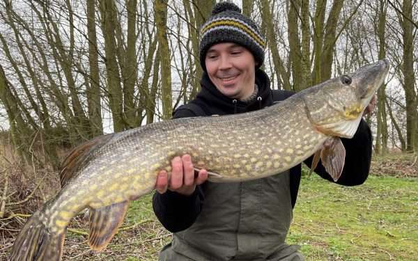 Mastering Deadbaiting: The Best Pike Rigs for Lakes - Predator Fishing ...