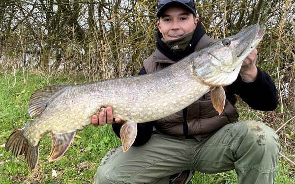 Mastering Deadbaiting: The Best Pike Rigs for Lakes - Predator Fishing ...